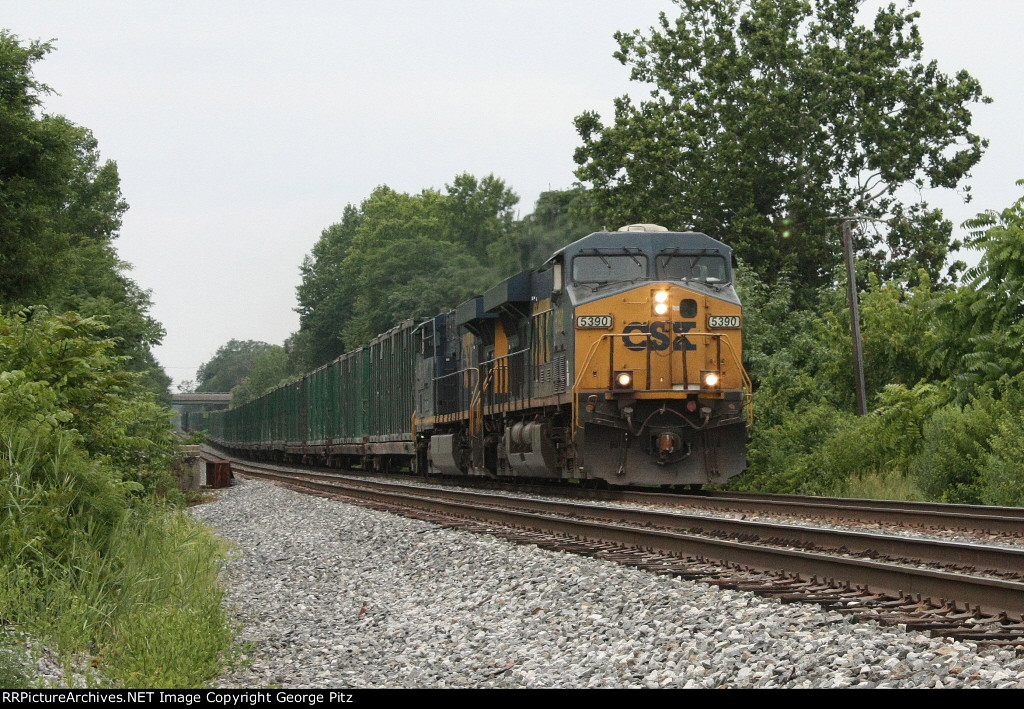 CSX 5390 and train Q702
